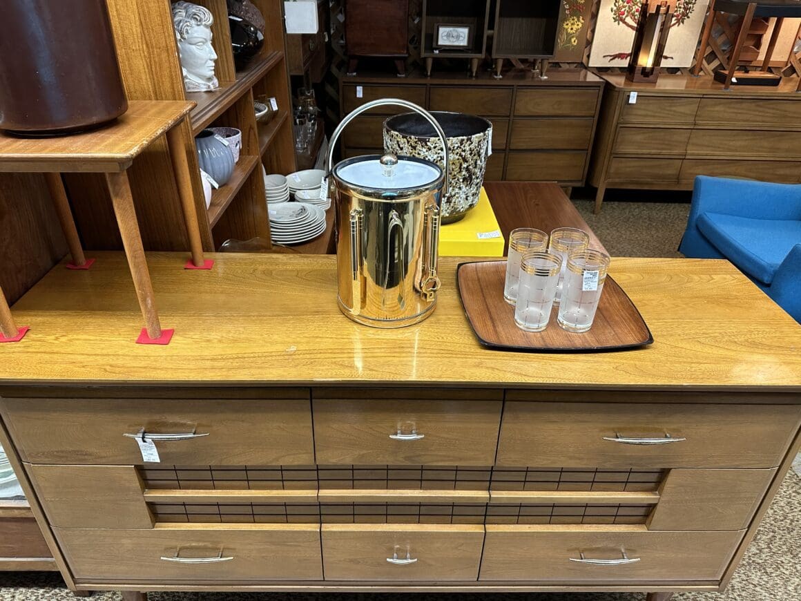 Gallery - Pacific Antiques Mall